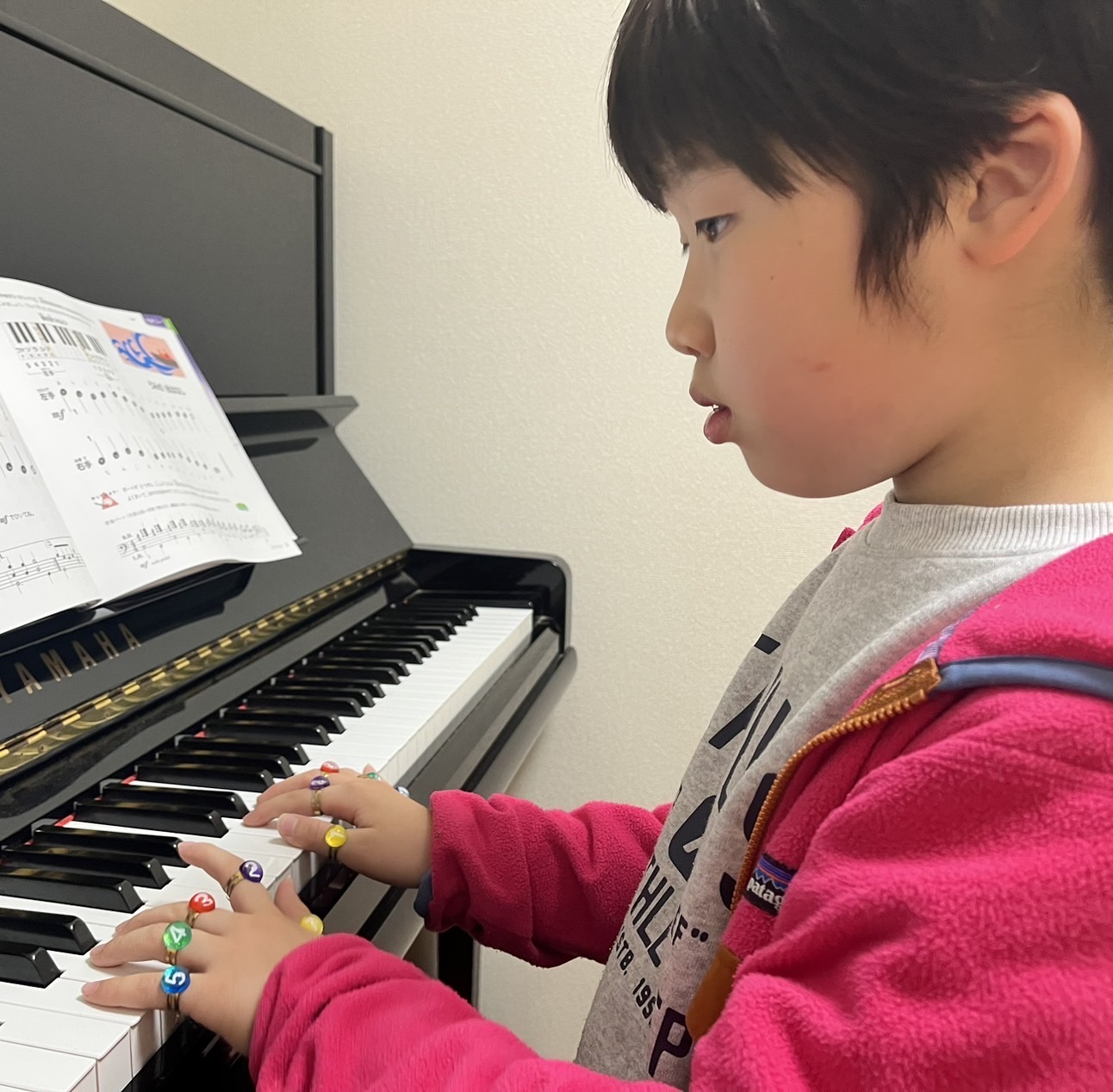 指輪で分かりやすくなったね！ | 住吉区・阿倍野区帝塚山のドレミきらきらピアノ・ドラム・リトミック教室| 阿倍野区帝塚山のピアノ・ドラム ...