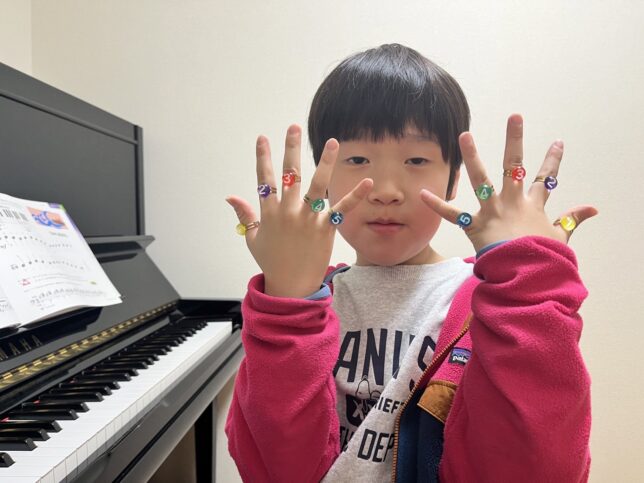 指輪で分かりやすくなったね！ | 住吉区・阿倍野区帝塚山のドレミきらきらピアノ・ドラム・リトミック教室| 阿倍野区帝塚山のピアノ・ドラム ...