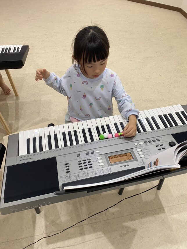 様々な小道具を使って鍵盤のお勉強♪ | 住吉区・阿倍野区帝塚山のドレミきらきらピアノ・ドラム・リトミック教室| 阿倍野区帝塚山のピアノ・ドラム ...